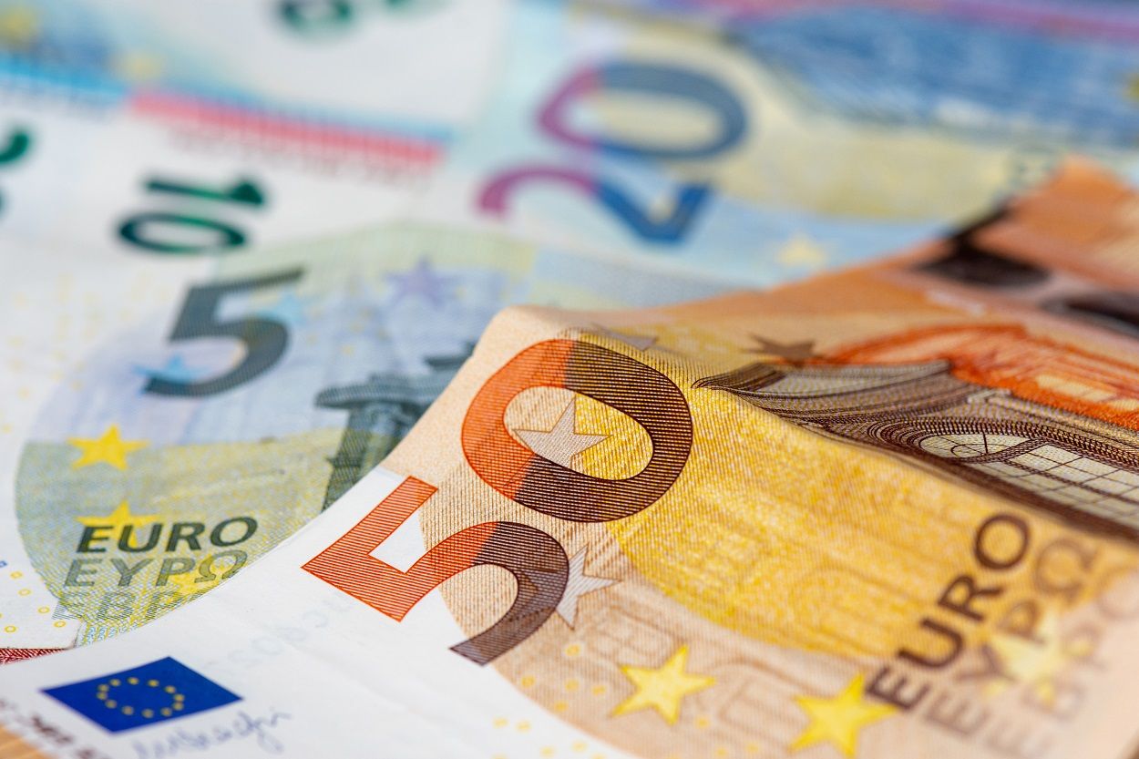 Euro Short-term Outlook: EUR/USD Reversal Halted at Pivotal Support ...